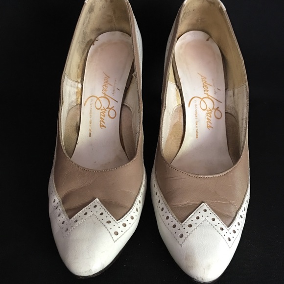 Robert Evans | Shoes | Vtg Taupe White Womens Leather Spectator Pumps 6 ...